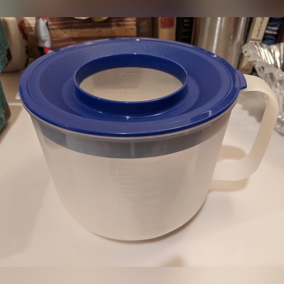 Tupperware | Kitchen | 28 Vtg 8 Cup Mix N Store Tupperware Measuring ...